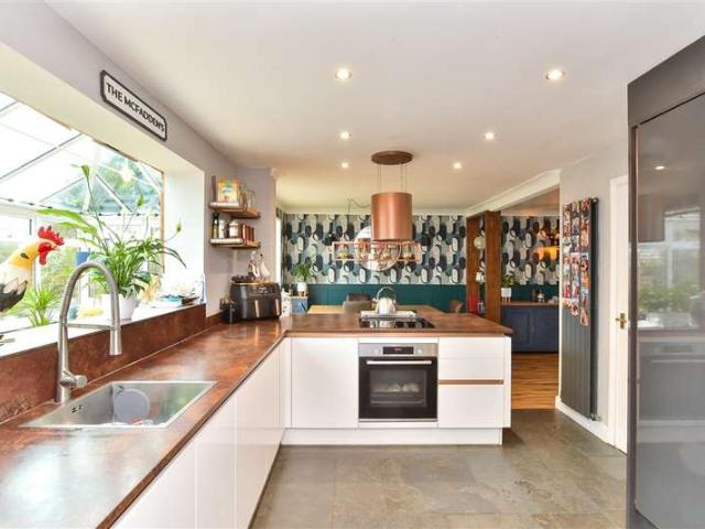 5 Bedroom Detached House