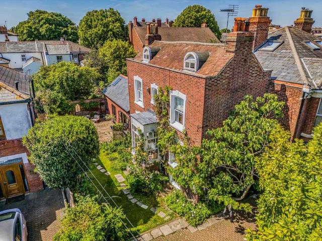 5 Bedroom Detached House