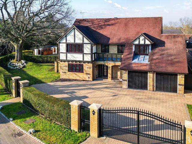 5 Bedroom Detached House