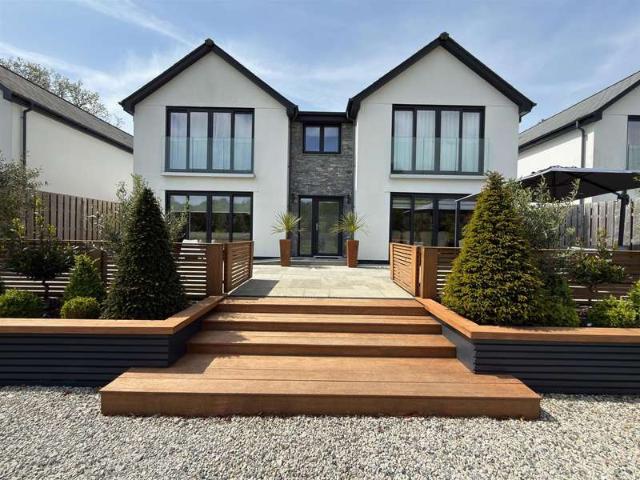 5 Bedroom Detached House