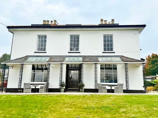 5 Bedroom Detached House