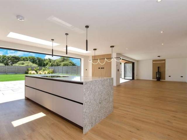 5 Bedroom Detached House