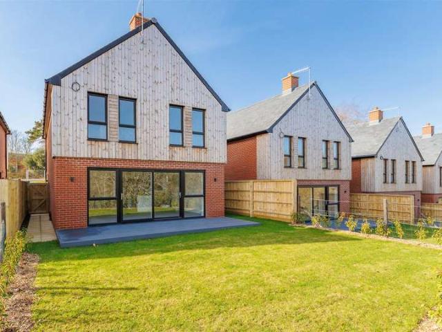 5 Bedroom Detached House