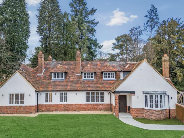 5 BEDROOM Detached House