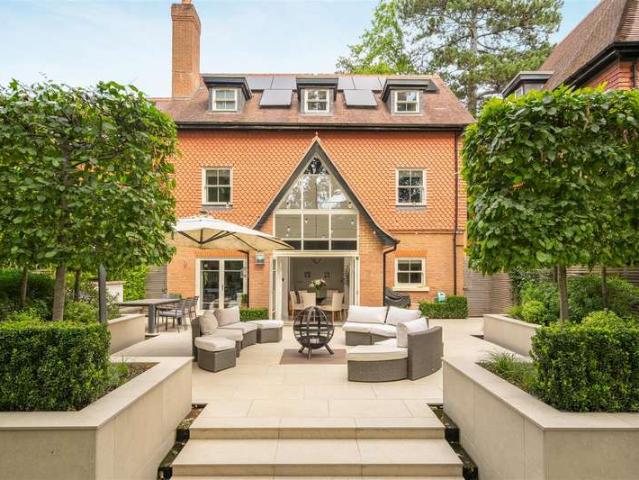 5 Bedroom Detached House