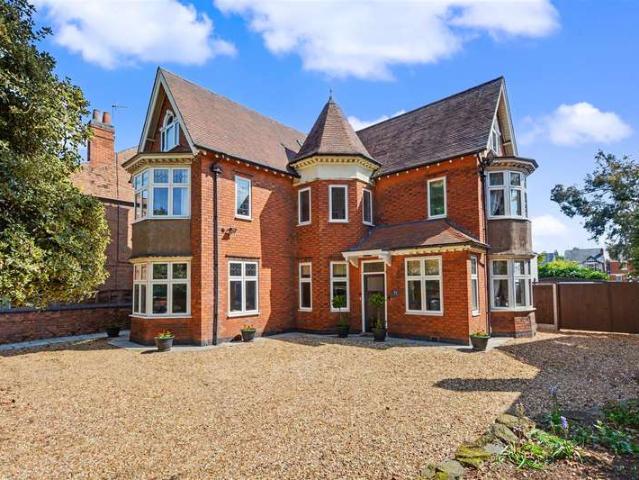 5 Bedroom Detached House