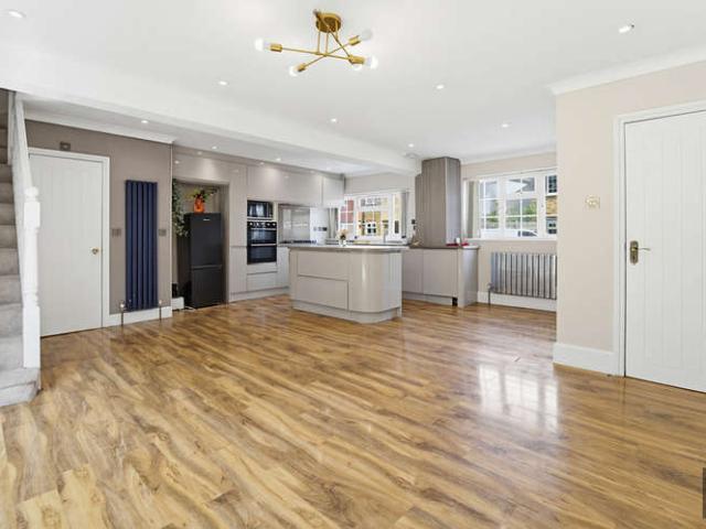 5 Bedroom Detached House