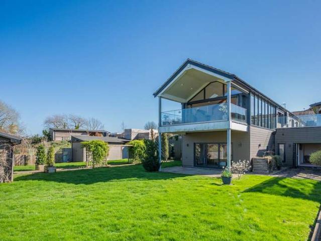 5 Bedroom Detached House