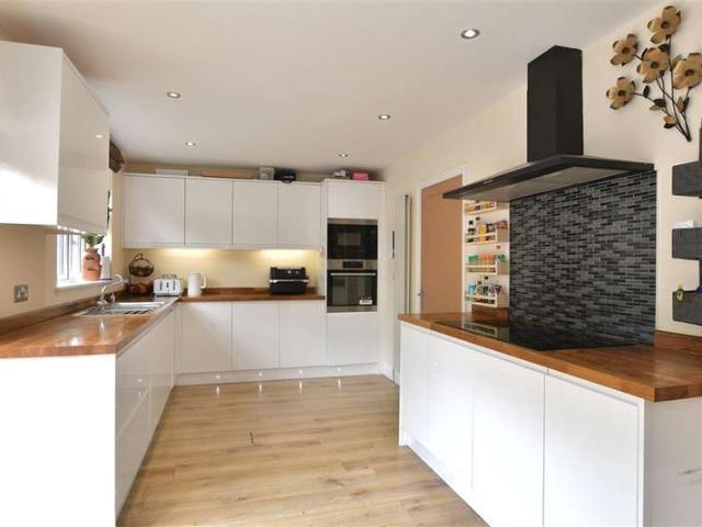 5 Bedroom Detached House