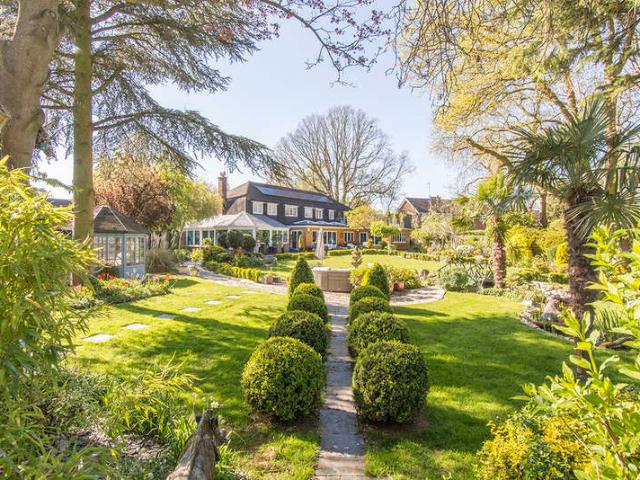 5 Bedroom Detached House