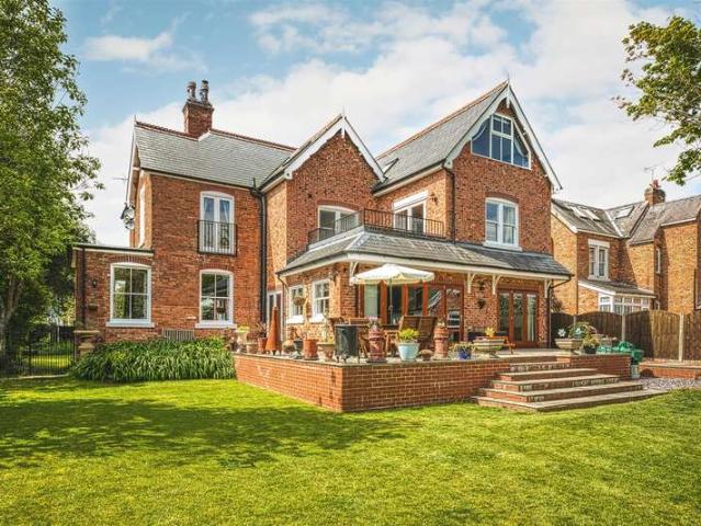 5 Bedroom Detached House
