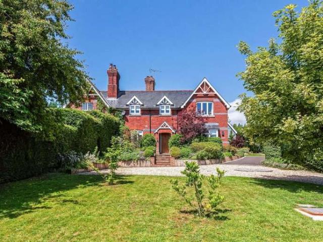 5 Bedroom Detached House