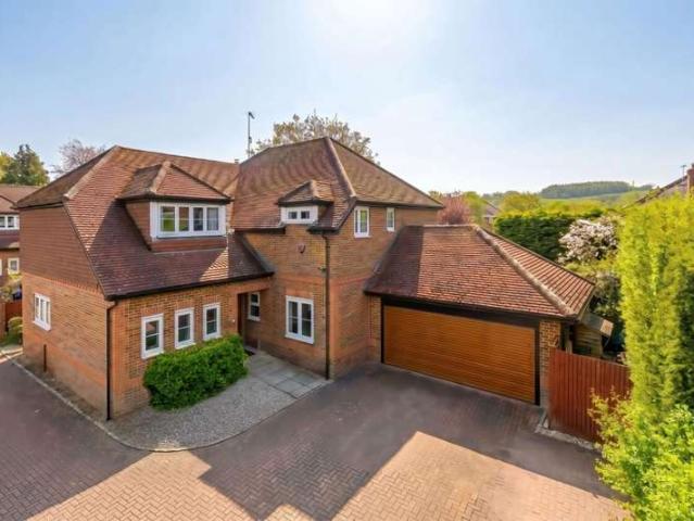 5 Bedroom Detached House