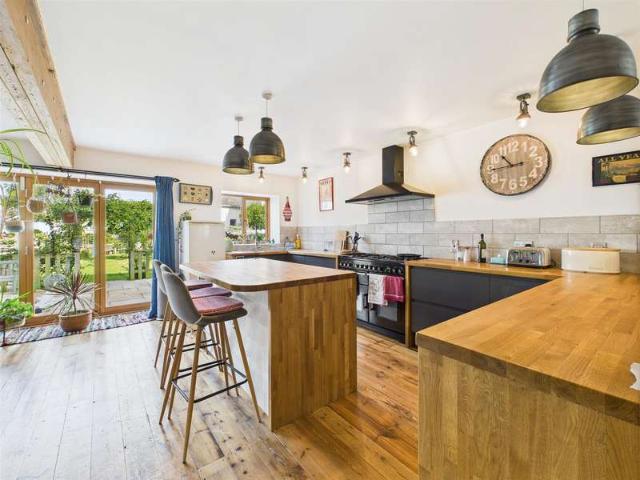5 Bedroom Detached House