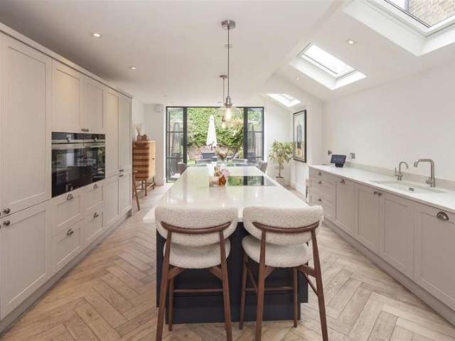5 Bedroom Detached House