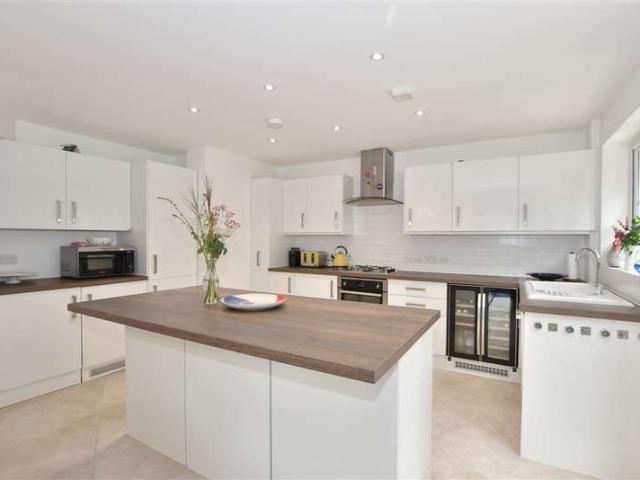 5 Bedroom Detached House
