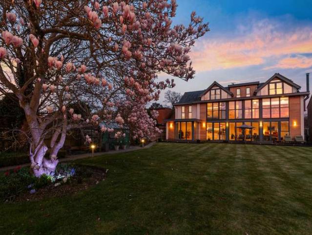 5 Bedroom Detached House
