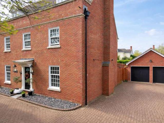 5 Bedroom Detached House