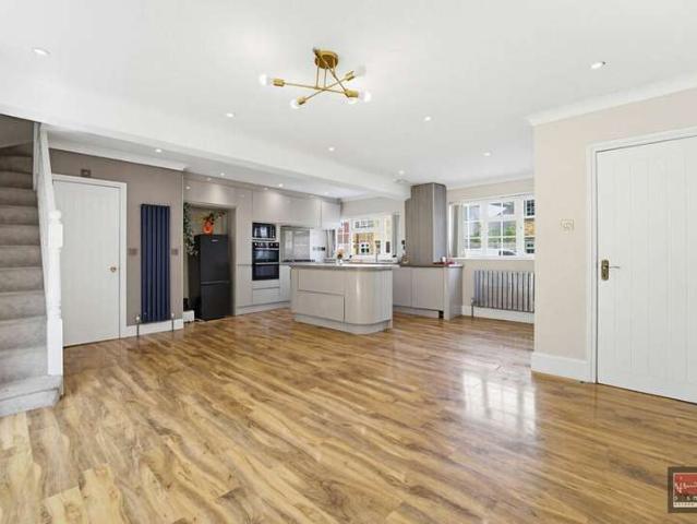 5 Bedroom Detached House