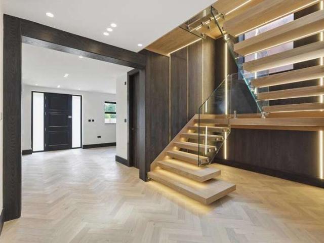5 Bedroom Detached House