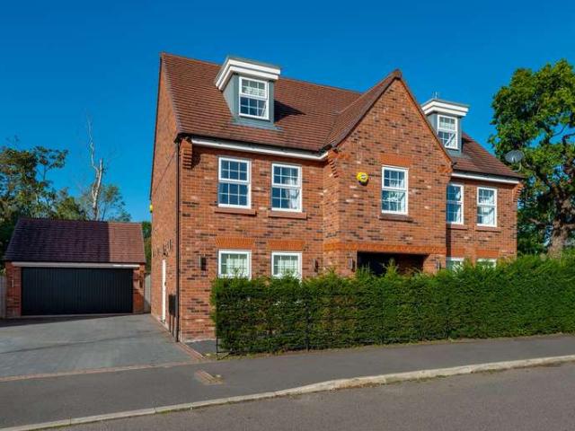 5 Bedroom Detached House