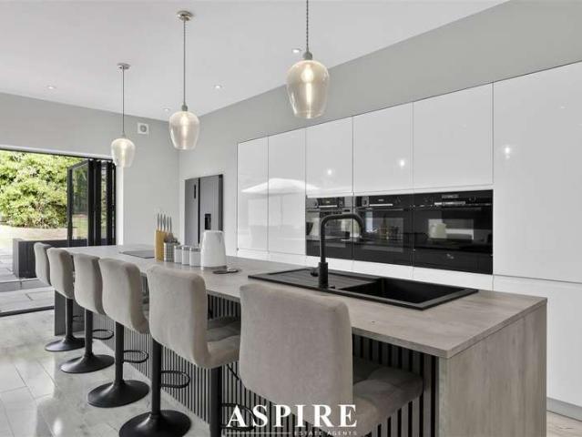 5 Bedroom Detached House