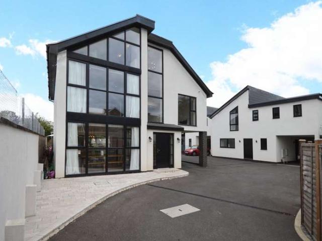 5 Bedroom Detached House