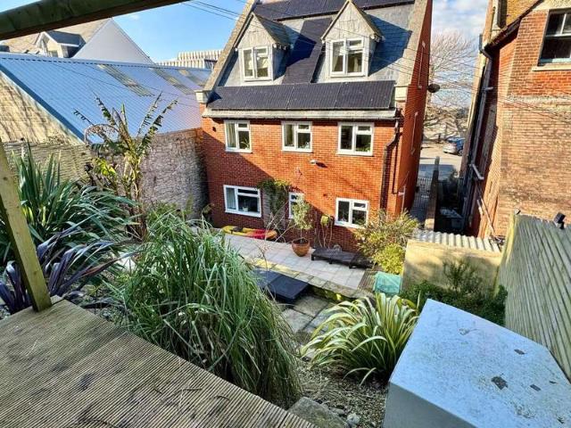 5 Bedroom Detached House