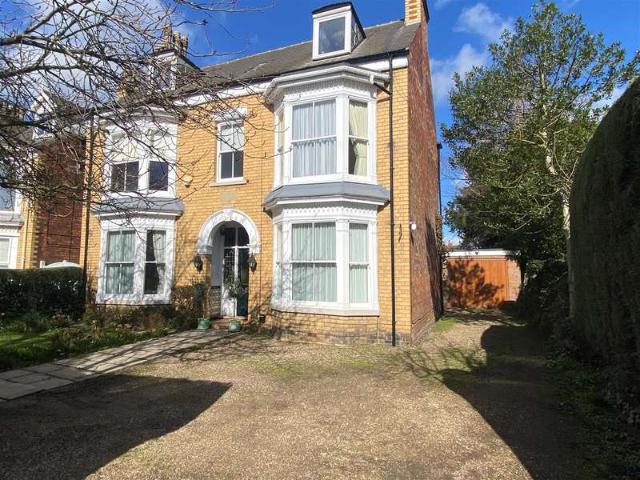 5 Bedroom Detached House