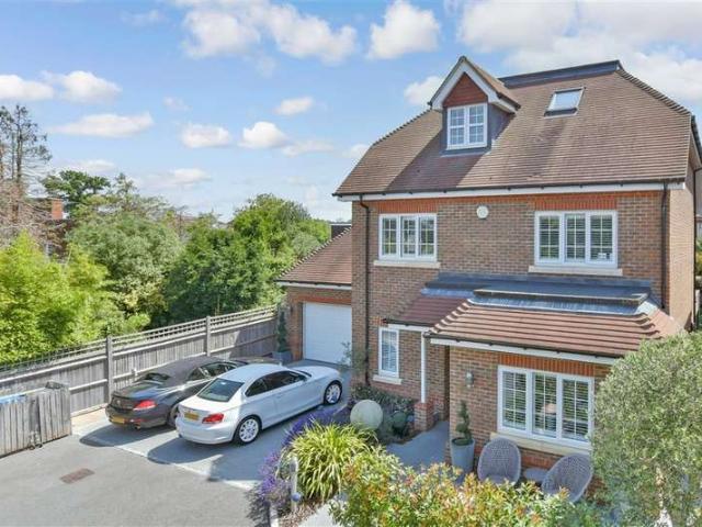5 Bedroom Detached House