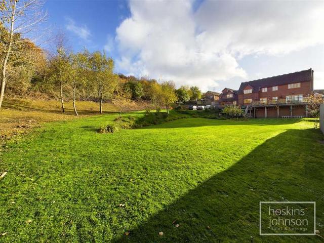 5 Bedroom Detached House