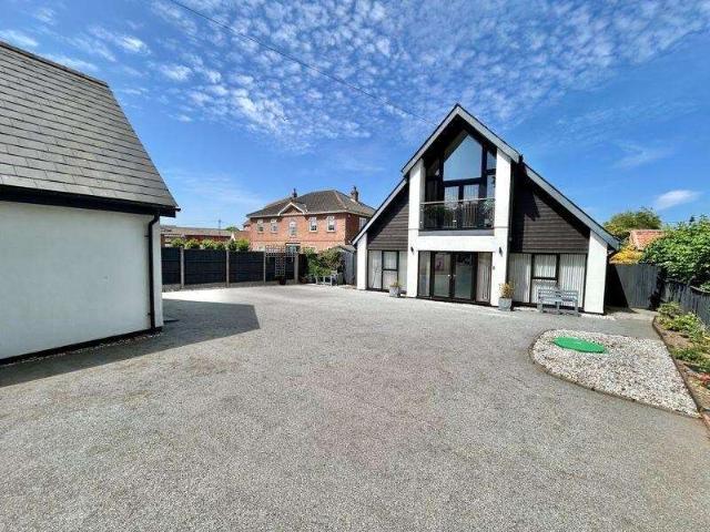 5 Bedroom Detached House