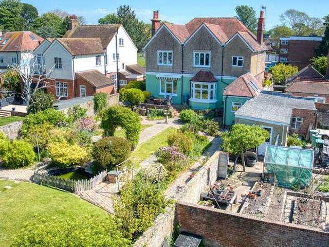 5 Bedroom Detached House