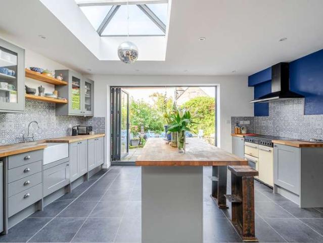 5 Bedroom Detached House