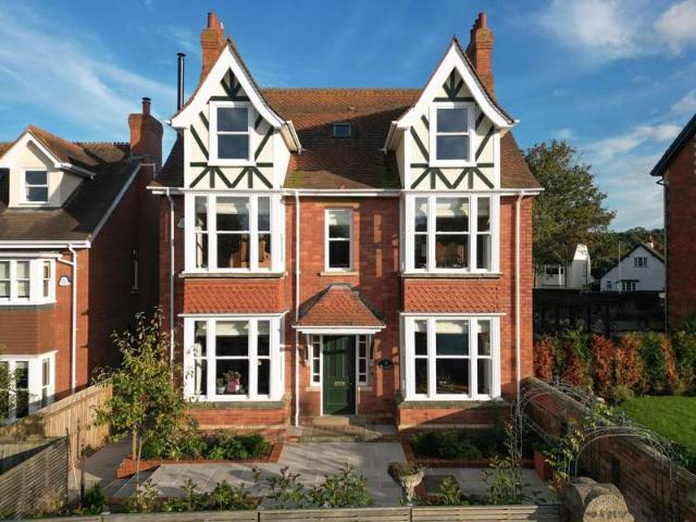 5 Bedroom Detached House