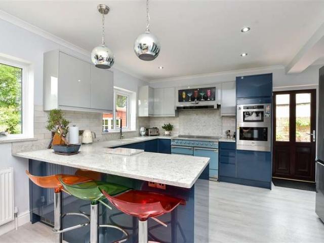 5 Bedroom Detached House