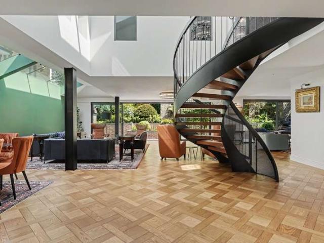 5 Bedroom Detached House