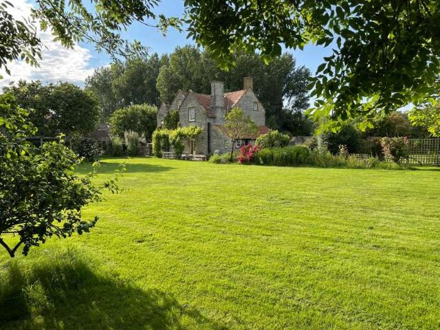 5 Bedroom Detached House