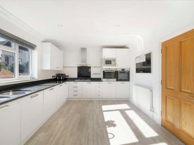 5 Bedroom Detached House