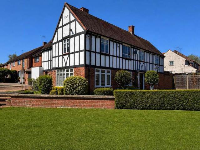 5 Bedroom Detached House