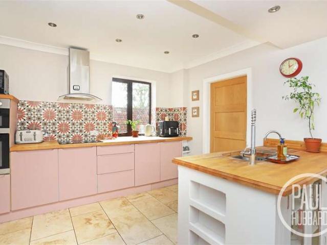 5 Bedroom Detached House