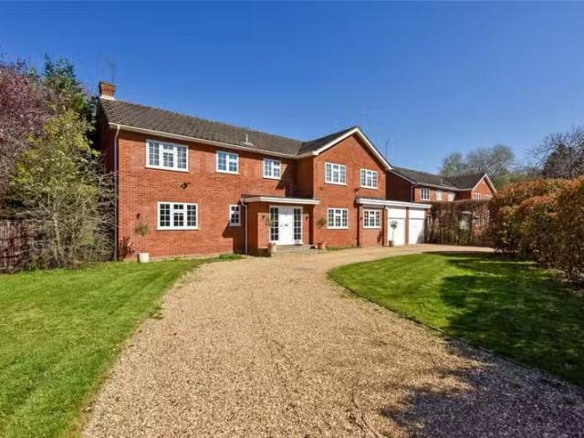 5 bedroom detached house for rent in Court Drive, Maidenhead.