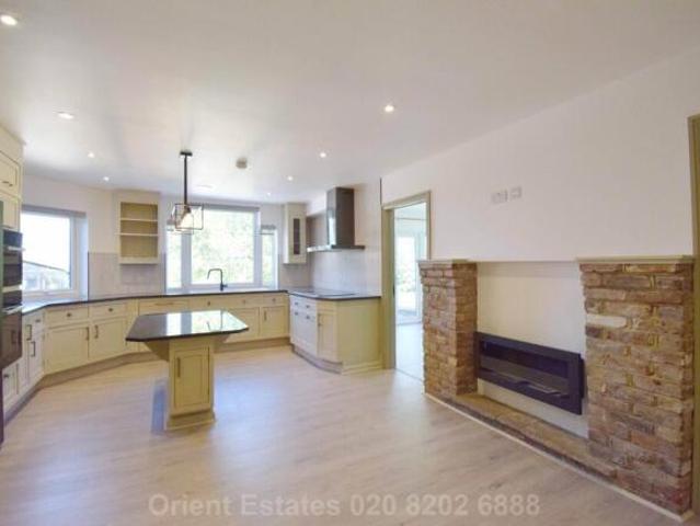 5 bedroom detached house for rent in Camlet Way, Barnet, EN4