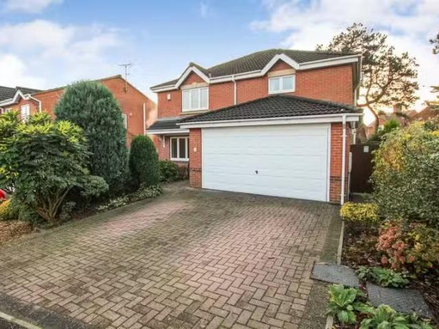 5 bedroom detached house for rent in Church Farm Road, Ripley.