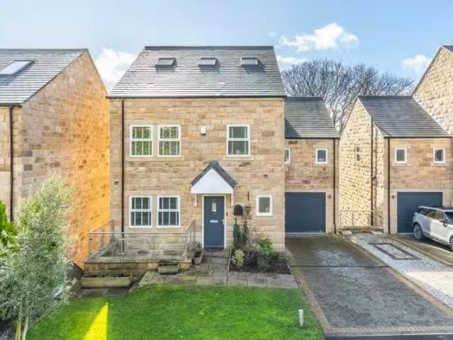 5 bedroom detached house for rent in Chestnut Gardens, Baildon.