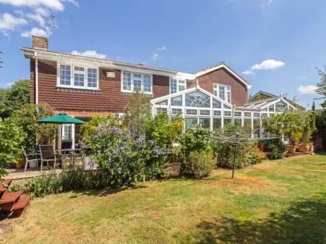 5 bedroom detached house for rent in Cleveland Close Maidenhea.