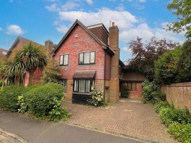 5 bedroom detached house for rent in Crowntree Close, Isleworth, TW7