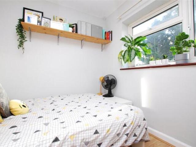 5 bedroom detached house for rent in Ashenden Road, Guildford, Surrey, GU2