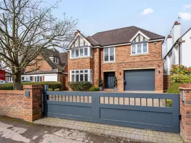5 bedroom detached house for rent in Avenue Road, Dorridge, So.