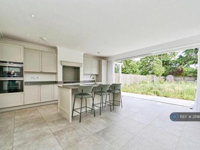5 bedroom detached house for rent in Barrons Chase, Richmond, TW10